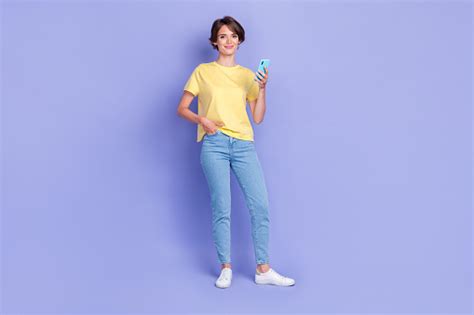 전체 몸 크기 젊은 사랑스러운 꽤 좋은 매력적인 귀여운 여자 보류 전화 타이핑 텍스트 블로거 파스텔 보라색 배경에 고립 된 사진 25 29세에 대한 스톡 사진 및 기타