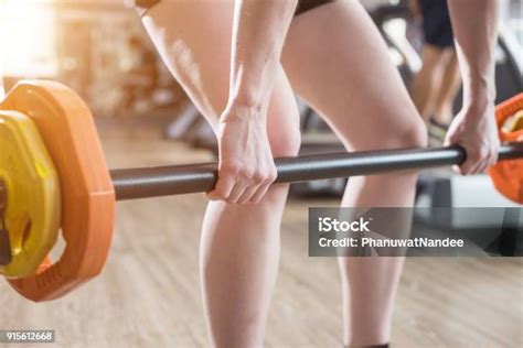 젊은 백인 여자 운동 장비 및 체육관에서 운동을 하 고 건강 및 피트 니스 개념입니다 건강한 생활방식에 대한 스톡 사진 및 기타 이미지 건강한 생활방식 백인종 사람들