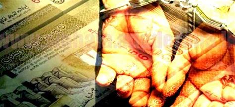 හොර සල්ලි මිටියක් අරන් රන් මාලයක් ගන්න ඇවිත් Lankadeepa Online