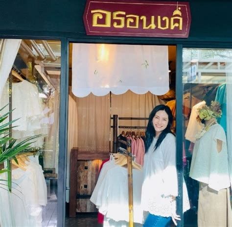 เปิดชีวิตล่าสุด อรอนงค์ ผันตัวเป็นแม่ค้า เปิดท้ายขายเสื้อผ้า หลังหย่าอดีตสามี The Bangkok Insight