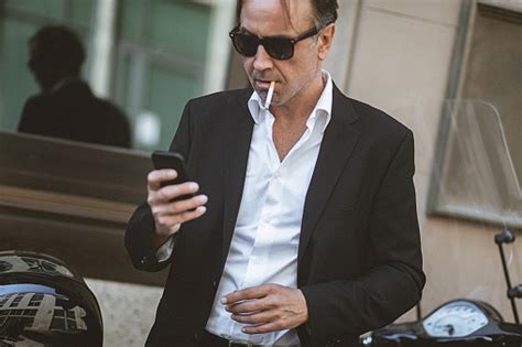 스마트 휴대 전화를 사용 하 여 도시의 거리에 잘생긴 성숙한 남자의 클로즈업 40 49세에 대한 스톡 사진 및 기타 이미지