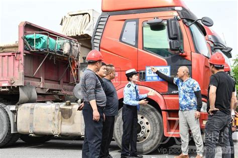 安徽含山：交警宣传“右转必停” 人民图片网