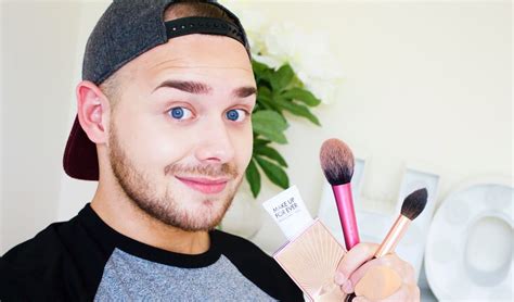 Man Wearing Makeup Men Demonstrate Power Of Natural Makeup
