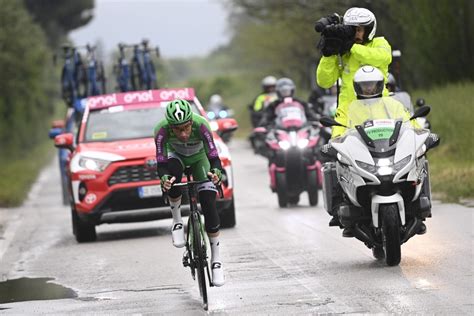 Kaden Groves vence una 4ª etapa del Giro en la que Remco Evenepoel