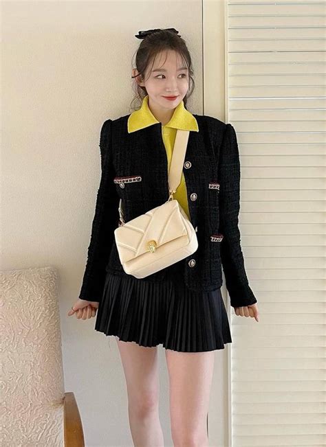 패션엔 강민경 인형 같은 트위드 프레피룩 ‘여고생으로 돌아간 패션 Ceo
