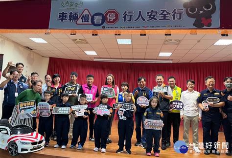 「交通安全月」娃娃機亮相 桃市呼籲大眾關注交通安全