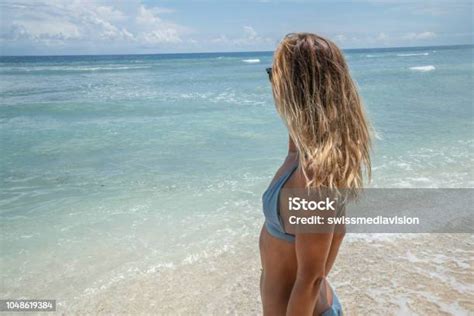 열 대 기후 대상사람들이 여행 휴가 비치 컨셉에 해변 휴가 즐기는 젊은 여자 발리에서 열 대 해변 낮에 산책 20 29세에 대한 스톡 사진 및 기타 이미지 Istock