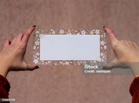 장식 된 꽃 프레임 인사말 카드 디자인 포스터 배너 또는 Ivitation 텍스트에 대한 빈 공간 빈 종이를 들고 손을 잡습니다 인증서 졸업장 전단지 목록 알림 편지 티켓에