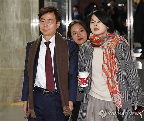 의원총회 입장하는 조경태 한지아 의원