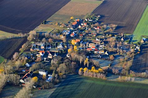 Döhlen aus der Vogelperspektive Dorf Ansicht am Rande von Feldern in