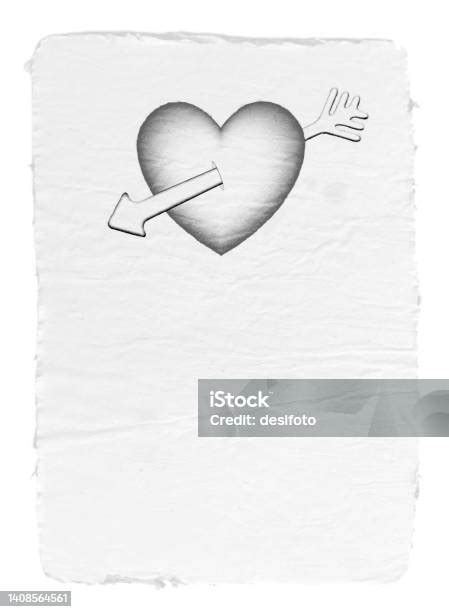 하나의 음영 회색 색상의 피어싱 된 심장 모양 기호 또는 흰색 색상의 얼룩진 그런 지 오래된 종이 또는 골판지 질감의 진실한 벡터 배경의 중앙 또는 중간에 화살표가 뚫린