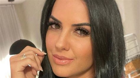 De biquíni fininho Graciele Lacerda ostenta corpaço escultural