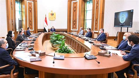 الرئيس عبد الفتاح السيسي يجتمع برئيس مجلس الوزراء وعدد من الوزراء