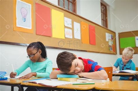 白种人免抠元素 学生趴在课桌上睡着了 素材免费下载 626像素 格式 编号67897748 千图网