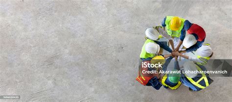 엔지니어 건축가 계약자 및 감독이 부동산 개발 프로젝트 산업 및 주택 사용을 위한 평면도와 함께 건설 건설 현장에서 통합 합의 회의를 갖는 모습 Staff Meeting에