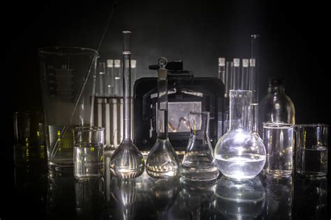 약국 및 화학 테마 연구 실험실에서 용액으로 유리 플라스 크를 테스트 합니다 과학 및 의료 배경입니다 어두운 톤 배경에 실험실 테스트 튜브 Stem 주제에 대한 스톡 사진