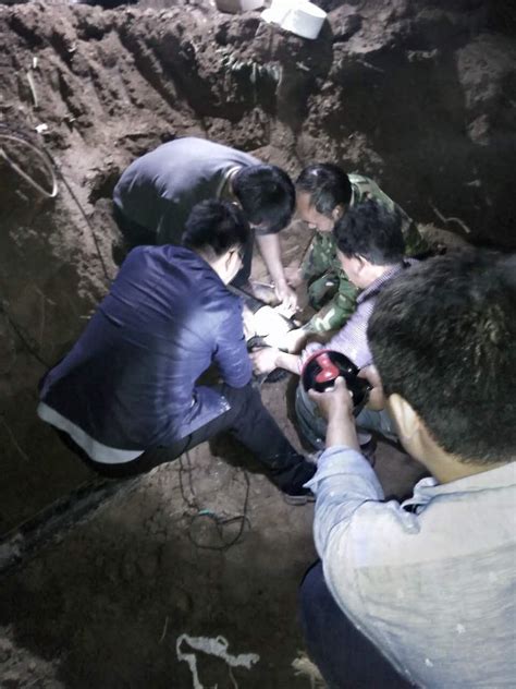 院主水管道破裂 维修人员连夜抢修 河南农科物业管理有限公司