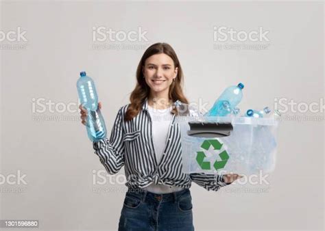 폐기물 분류 빈 플라스틱 병으로 용기를 들고 있는 에코 자원 봉사자 여성 미소에 대한 스톡 사진 및 기타 이미지 미소 병