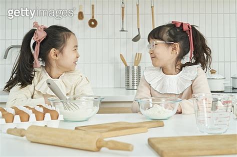 어린이형제자매딸가족반죽도마요리사수업레슨과외초등학교학교집작업실한국인 이미지 A12537928 게티