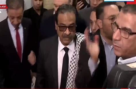 المرشح الرئاسي فريد زهران يدلي بصوته في انتخابات مرتديًا الوشاح