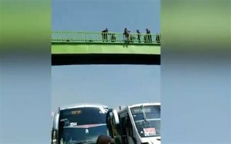 Policías impiden que mujer se lance desde puente peatonal en Iztacalco Videonota Aristegui