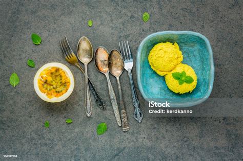 어두운 돌 배경에서 빈티지 그릇 설치에 아이스크림 열정 과일 맛의 구성 페 퍼 민트 잎과 기구 열정 과일입니다 과일에 대한 스톡 사진 및 기타 이미지 Istock