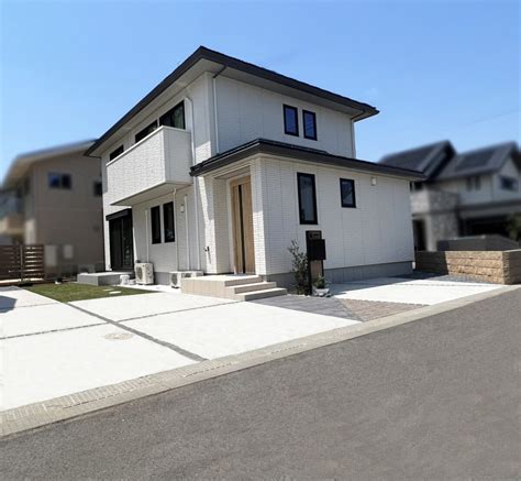 白い住宅に映えるアプローチ【つくば市】 リアガーデン