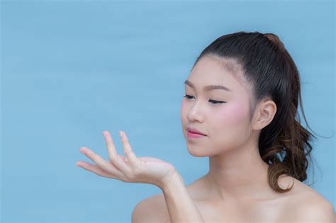 디스플레이 제품에 대 한 손 손바닥에 빈 복사본 공간을 보여주는 아름 다운 아시아 여성 스파 갈색 머리에 대한 스톡 사진 및