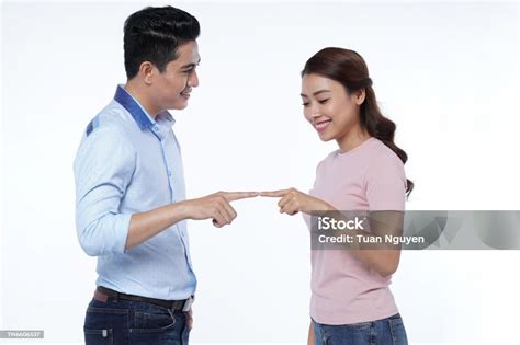 아시아 젊은 쾌활 한 잘생긴 아름 다운 커플 흰색 배경에 고립 2명에 대한 스톡 사진 및 기타 이미지 2명 가리키기 가족