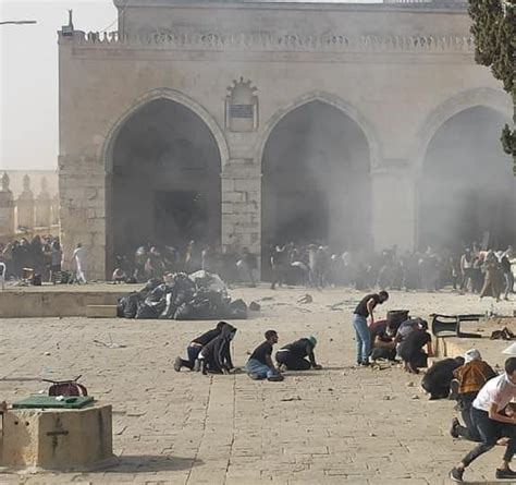 شاهدقوات الاحتلال الإسرائيلي تقتحم المسجد الأقصى ومواجهات عنيفة مع