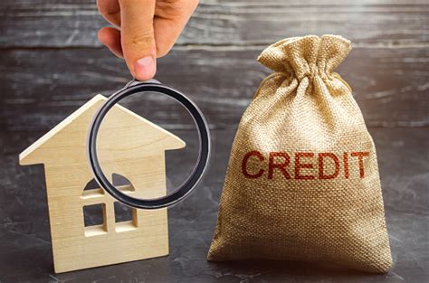 돈과 집 근처 단어 크레딧 가방 채무에 부동산을 구입 주택 대출 아파트를 구입 하는 모기지 대출 수요 주거용 부동산 구매 가방에 대한 스톡 사진 및 기타 이미지 Istock