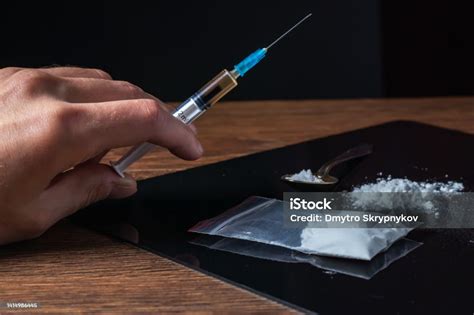 손에 약물 주사기 주사기에 다른 용량의 약물을 가진 마약 중독자 중독 된 남자 개념에 대한 스톡 사진 및 기타 이미지 개념