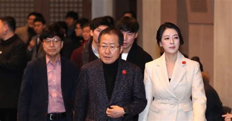 [포착] 홍준표와 나란히 입장하는 배현진 프리덤코리아 창립식 영상