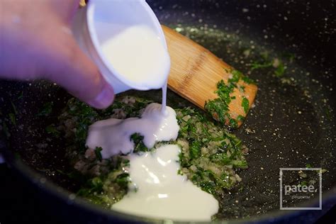Белая спаржа на пару с индейкой, грибами и сливочным соусом - рецепт с ...
