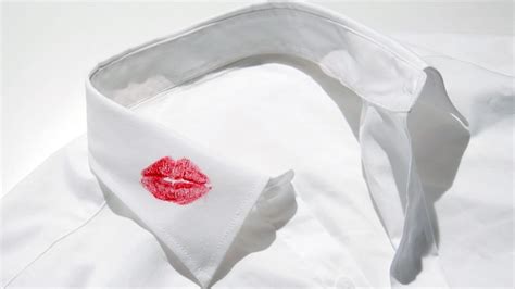 Следы помады на одежде эффективные способы удаления пятен — пена для бритья сода и спирт