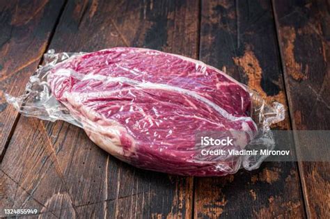 Potongan Steak Bulat Daging Sapi Kering Mentah Latar Belakang Kayu