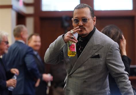 جانی دپ دوباره در حال جانی دپ شدن؛ هشدار نزدیکان بازیگر نمی‌داند چه