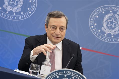 Mario Draghi Dice Che L Europa Impone Dazi A Se Stessa Serve