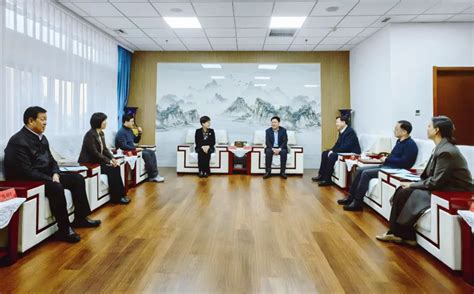 阿拉善盟行政公署 工作动态 黄雅丽走访新华社内蒙古分社、内蒙古广播电视台、内蒙古日报社等自治区新闻媒体单位