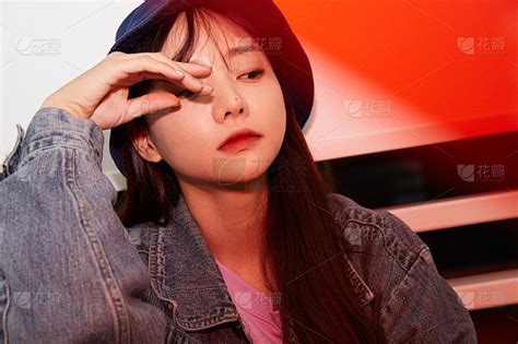 一个年轻的亚洲妇女穿着街头时装的肖像