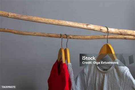 천연 면으로 만든 옷은 막대기로 만든 크로스 바에 나무 옷걸이에 걸려 있습니다 회색과 빨간색의 에코 의류의 개념 T 셔츠에 대한 스톡 사진 및 기타 이미지 Istock