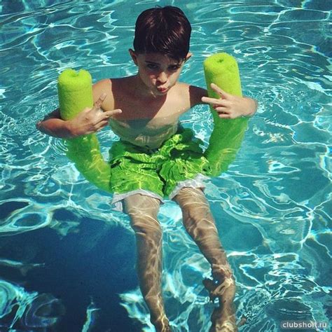 Мальчик в салатовых шортах Шорты фото