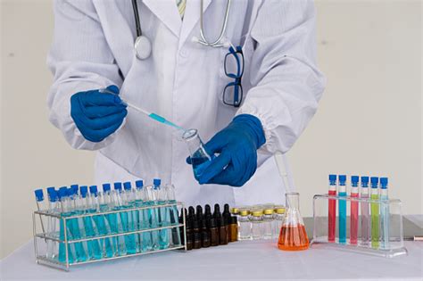 실험실 실험을 수행하는 아시아 과학자 파이펫은 샘플을 클로즈업 테스트 튜브로 낮춥습니다 분석 보기에 대한 스톡 사진 및 기타 이미지 분석 보기 Dna Stem 주제