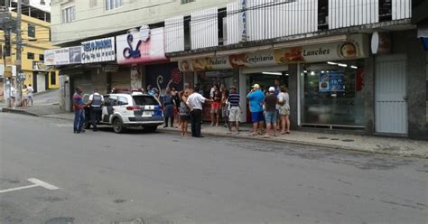 G1 Suspeitos De Assalto Invadem Padaria Atirando E 2 Se Ferem No Es
