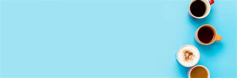 뜨거운 음료 커피 카푸치노 파란색 배경에 우유와 커피 컵 컨셉 커피숍 친구 만나기 친구와의 아침 식사 친절한 팀 배너 플랫 레이 상단 보기 라떼에 대한 스톡 사진 및 기타