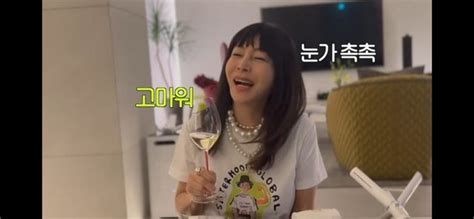 황신혜 61세 생일파티서 오열…딸이 준 명품 선물 자랑 네이트 연예