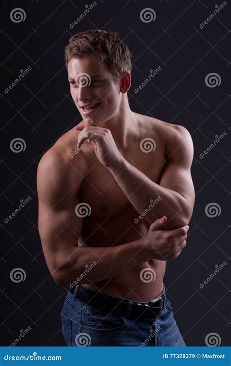 Mischen Sie Den Sexy Nackten Jungen Mann Mit Der In Den Jeans Aufwirft