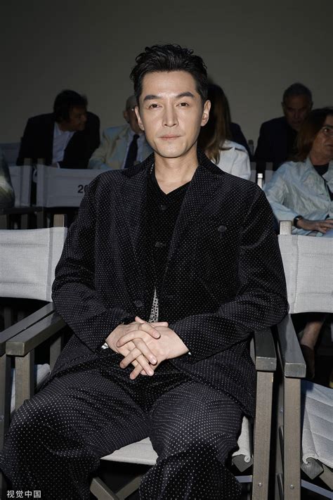 胡歌现身米兰时装周 墨镜配西装帅气有型