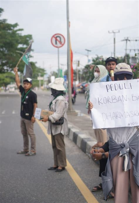 HMI Komisariat Selingkup Cabang Dharmasraya Serahkan Bantuan Korban