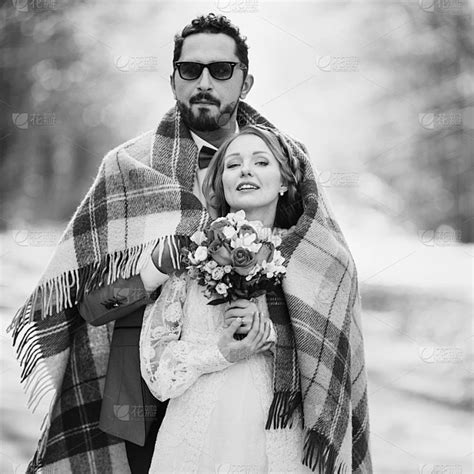 新婚夫妇相爱在一起。黑白两色的新婚夫妇。素材 花瓣网